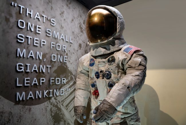Traje usado por Neil Armstrong na Apollo 11 volta a ser exibido em ...